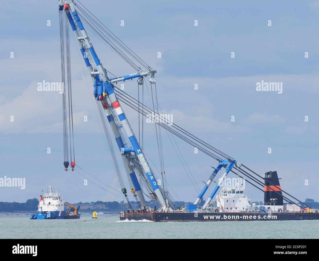 Floating sheerleg crane hi-res stock photography and images - Alamy