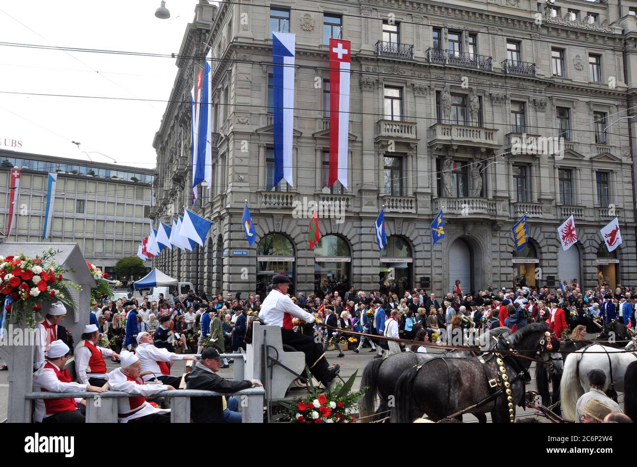 The traditional "Sechseläuten"-Parade at Bahnhofstrasse and Paradeplatz ...