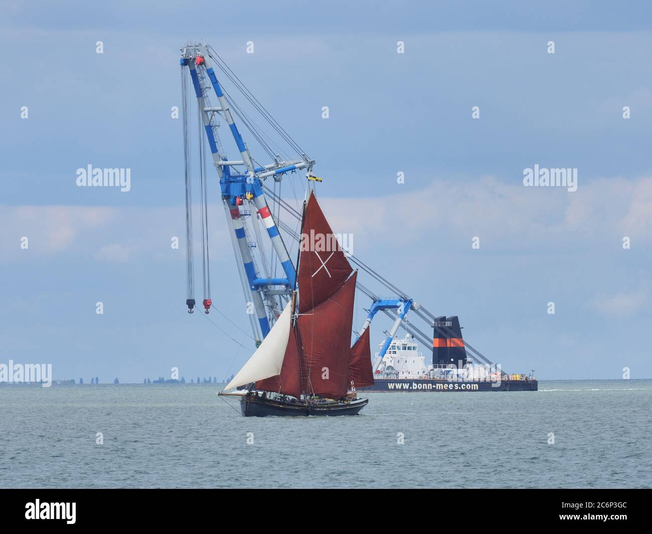 Floating sheerleg crane hi-res stock photography and images - Alamy
