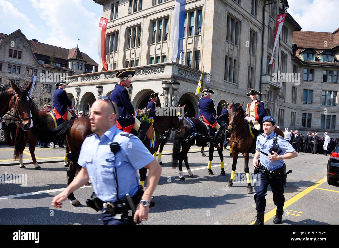 Switzerland: The police is running after two thiefs in front of the ...