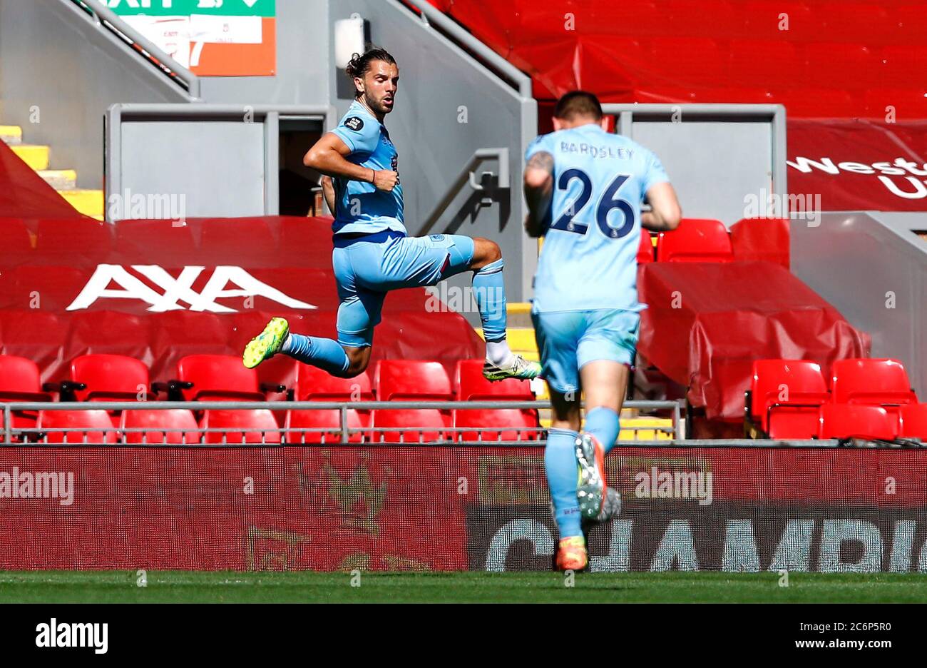 Burnley's Jay Rodriguez (left) celebrates scoring his side's first goal ...