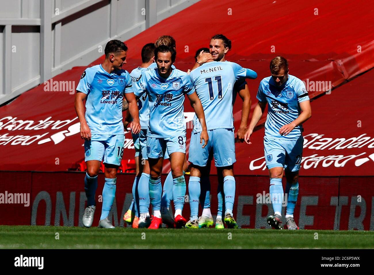 Burnley's Jay Rodriguez (centre) celebrates scoring his side's first ...