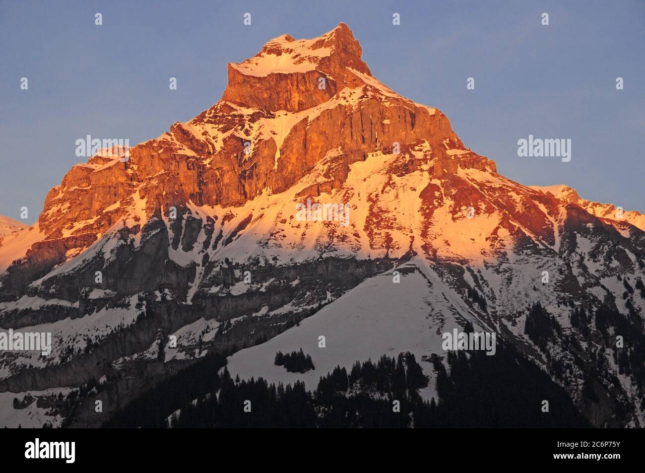 Alpine glow over the Hahnen ridge in Engelberg on a wintery evening ...