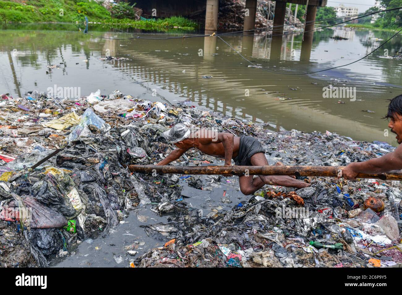 Dhaka, Dhaka, Bangladesh. 11th July, 2020. Volunteer workers clean up ...