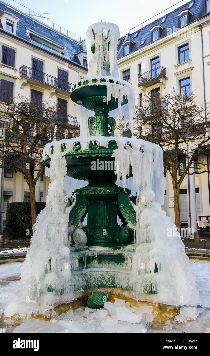 A vintage fountain with frozen flowing water in a severe winter Stock ...