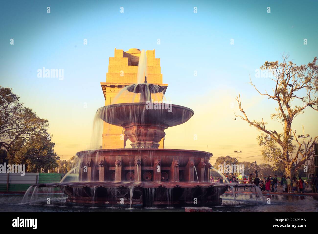 fountain at sunset at India Gate. India gate is a war memorial Stock ...