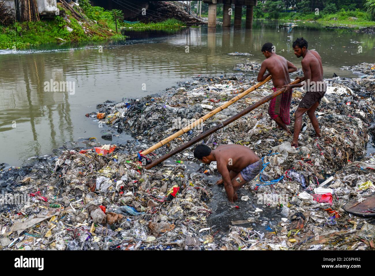 Volunteers riverbanks hi-res stock photography and images - Alamy