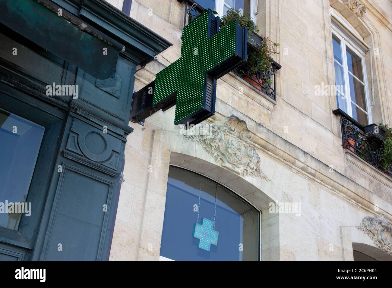 Green pharmacy cross signs hi-res stock photography and images - Alamy