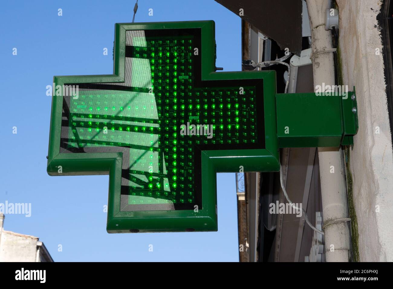 Green pharmacy cross signs hi-res stock photography and images - Alamy