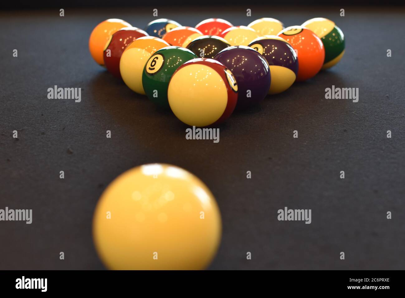 Guy playing pool hi-res stock photography and images - Alamy