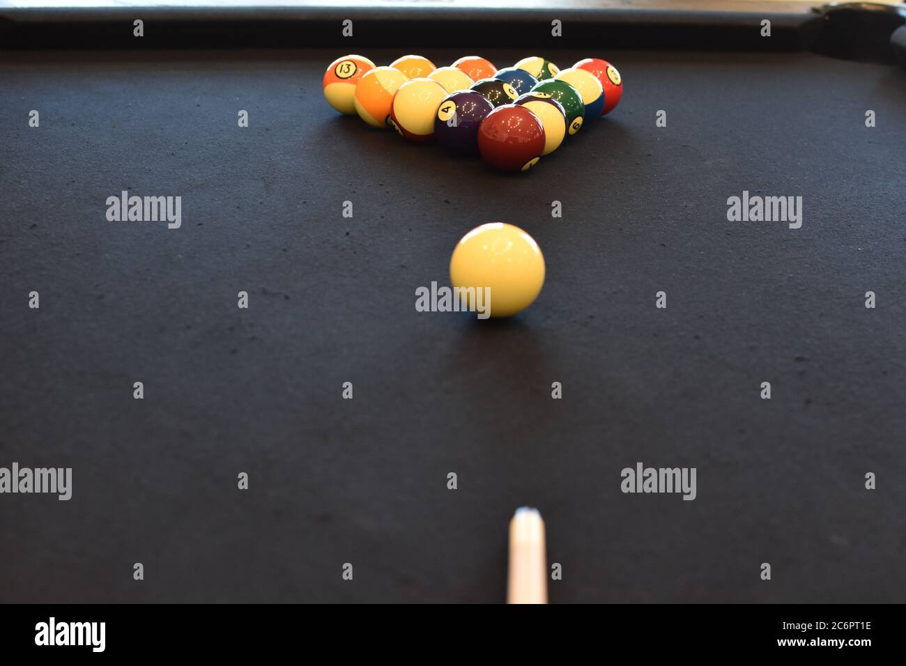 Guy playing pool hi-res stock photography and images - Alamy