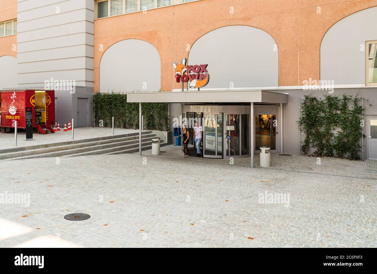 Outlet stores hi-res stock photography and images - Alamy