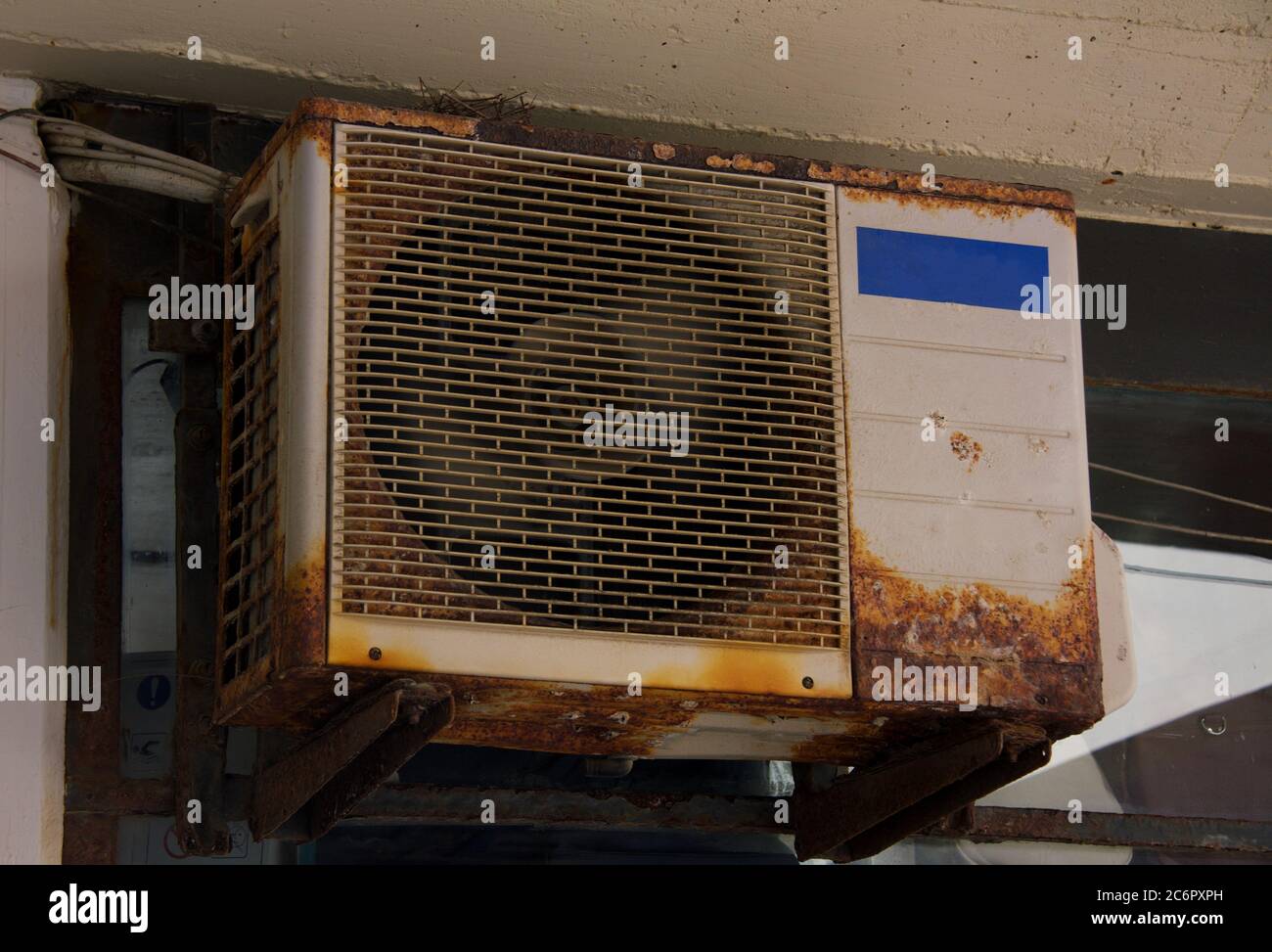 old rusty air conditioner unit Stock Photo - Alamy