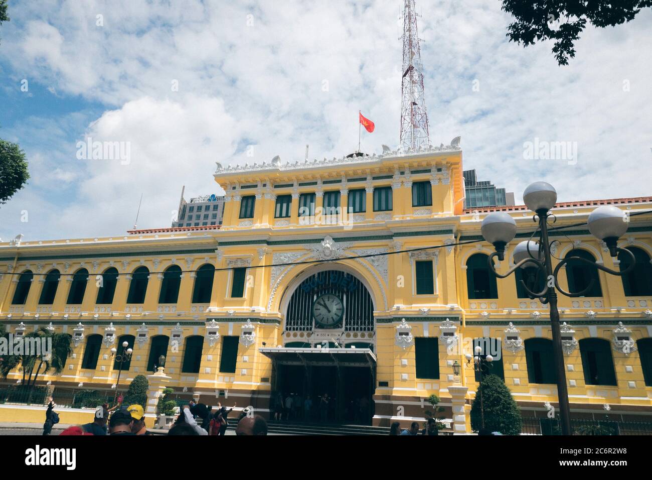 Big clock on building hi-res stock photography and images - Alamy