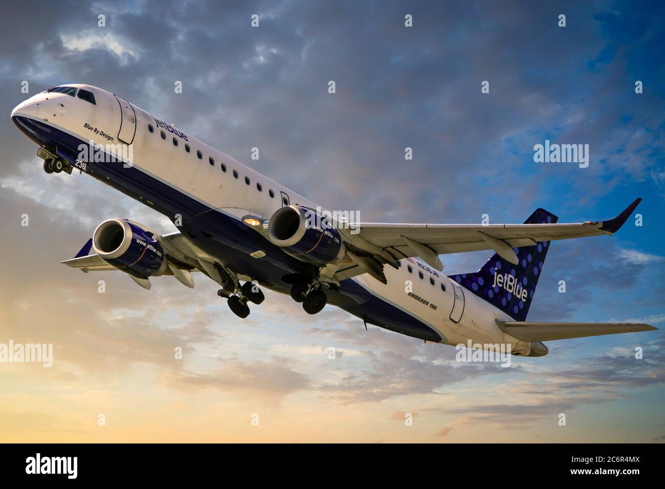 Jetblue airplane hi-res stock photography and images - Alamy