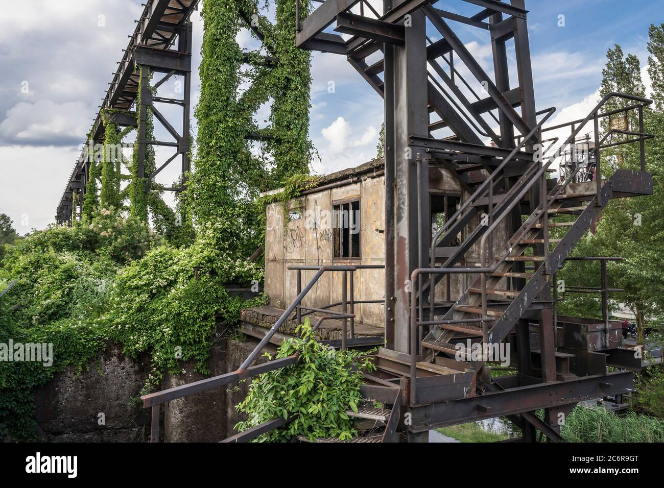 Grown over by ivy hi-res stock photography and images - Alamy