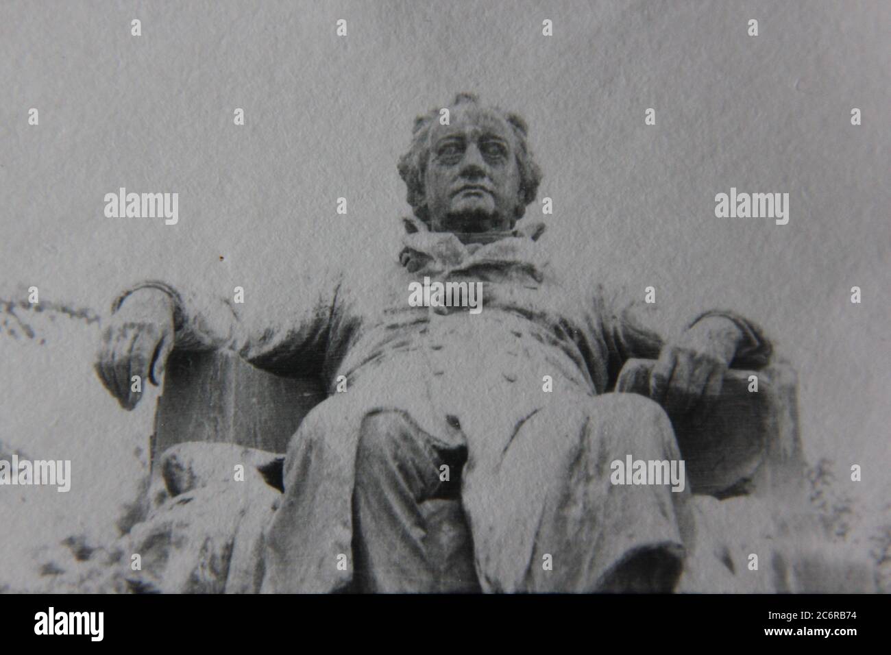 Statue looking at the camera hi-res stock photography and images - Alamy