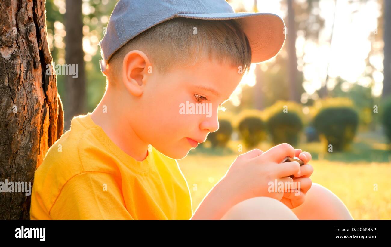 Child reading under tree hi-res stock photography and images - Alamy