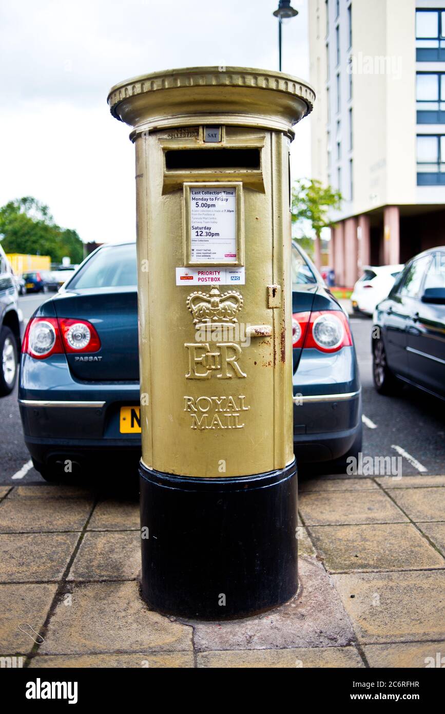 Gold painted post box hi-res stock photography and images - Alamy