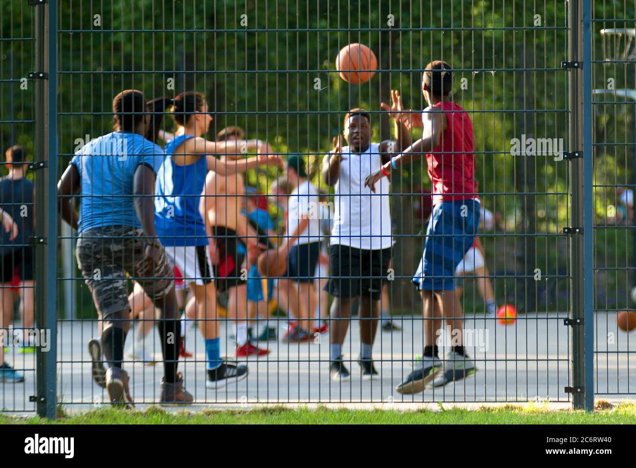 People playing basketball hi-res stock photography and images - Alamy