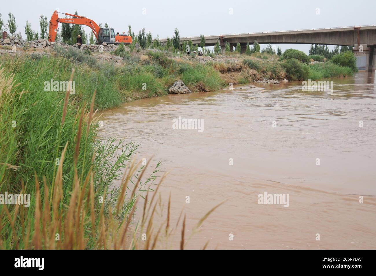 (200712) -- HOHHOT, July 12, 2020 (Xinhua) -- Workers repair the ...