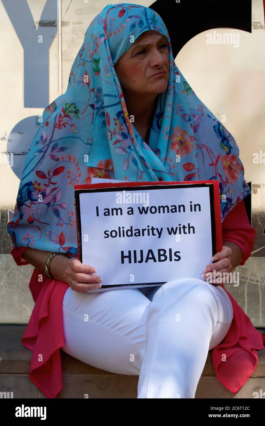 Hijabis hi-res stock photography and images - Alamy