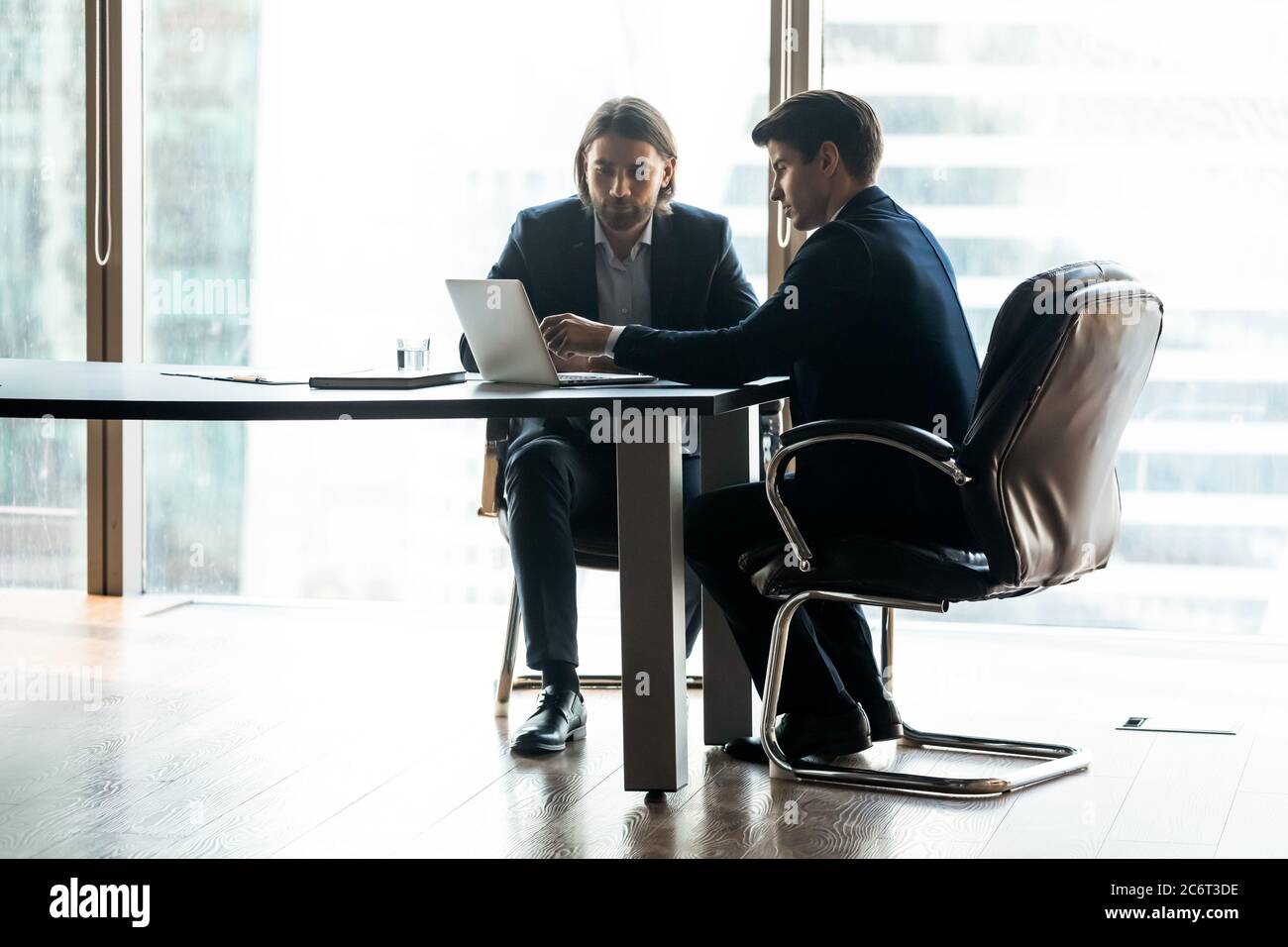 Employee discussing hi-res stock photography and images - Alamy