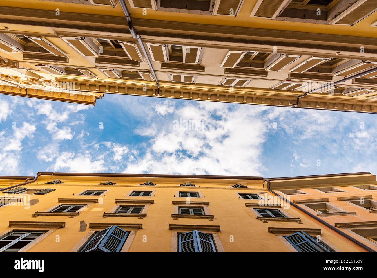Between two tall buildings hi-res stock photography and images - Alamy