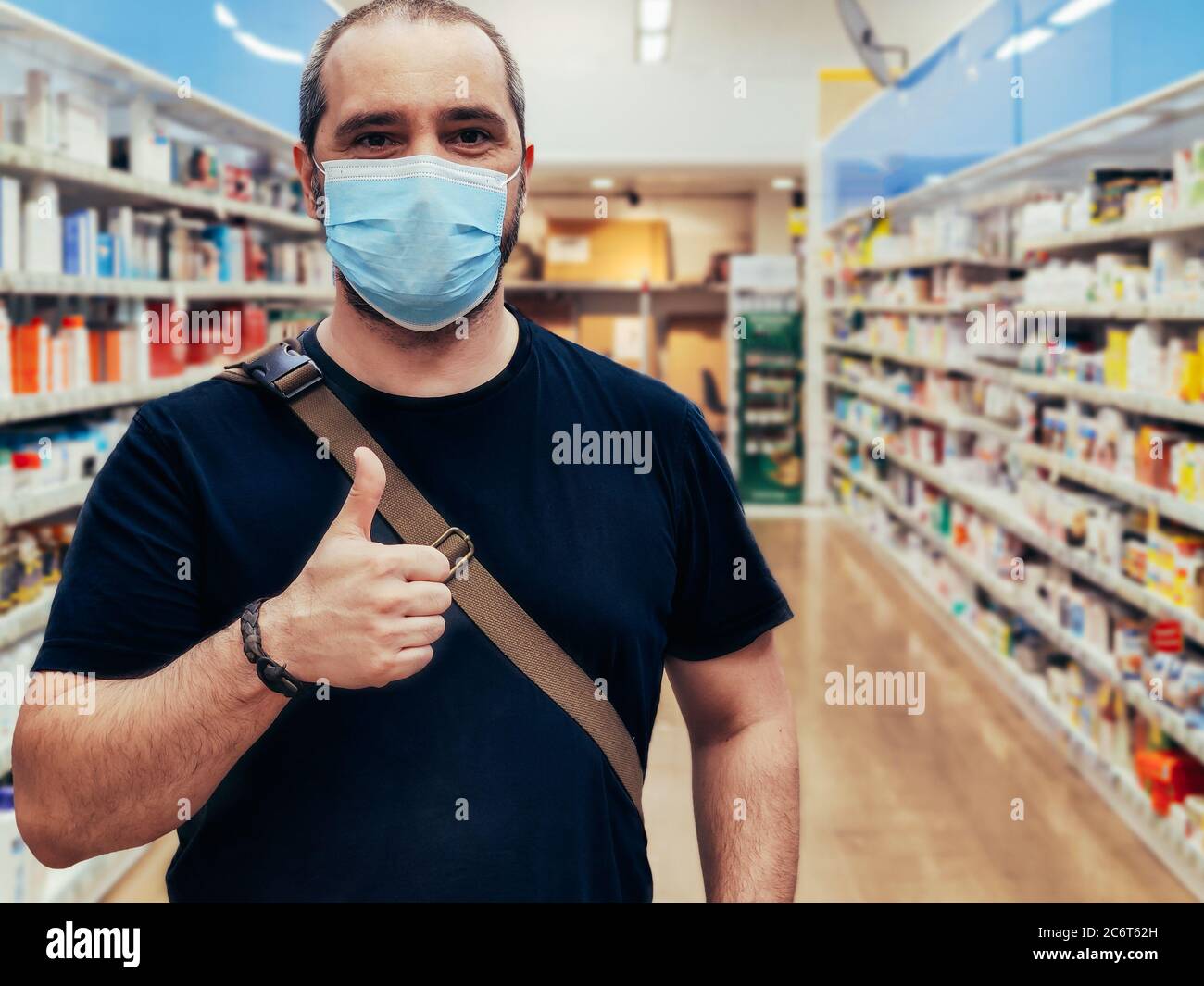 Grocery store employee with mask hi-res stock photography and images ...