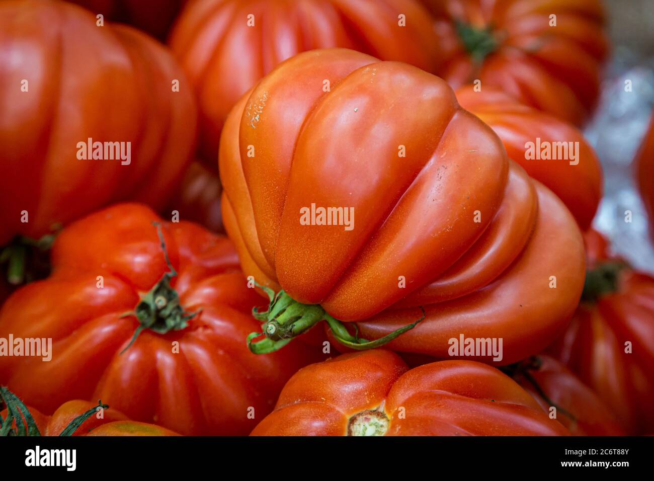 Large cow heart tomatoes for sale on a farmers market stall Stock Photo ...