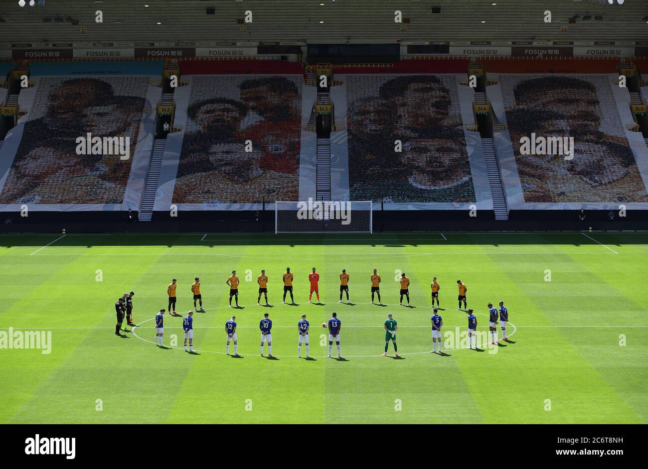 Players observe a minute's silence in honour of the late Jack Charlton ...