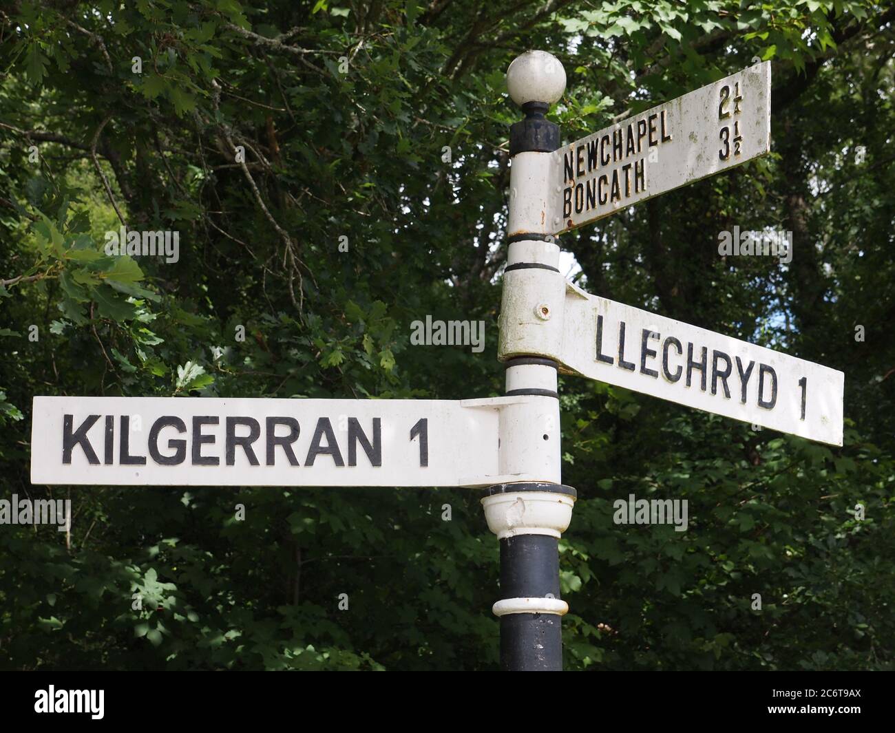 Welsh country signpost Stock Photo - Alamy