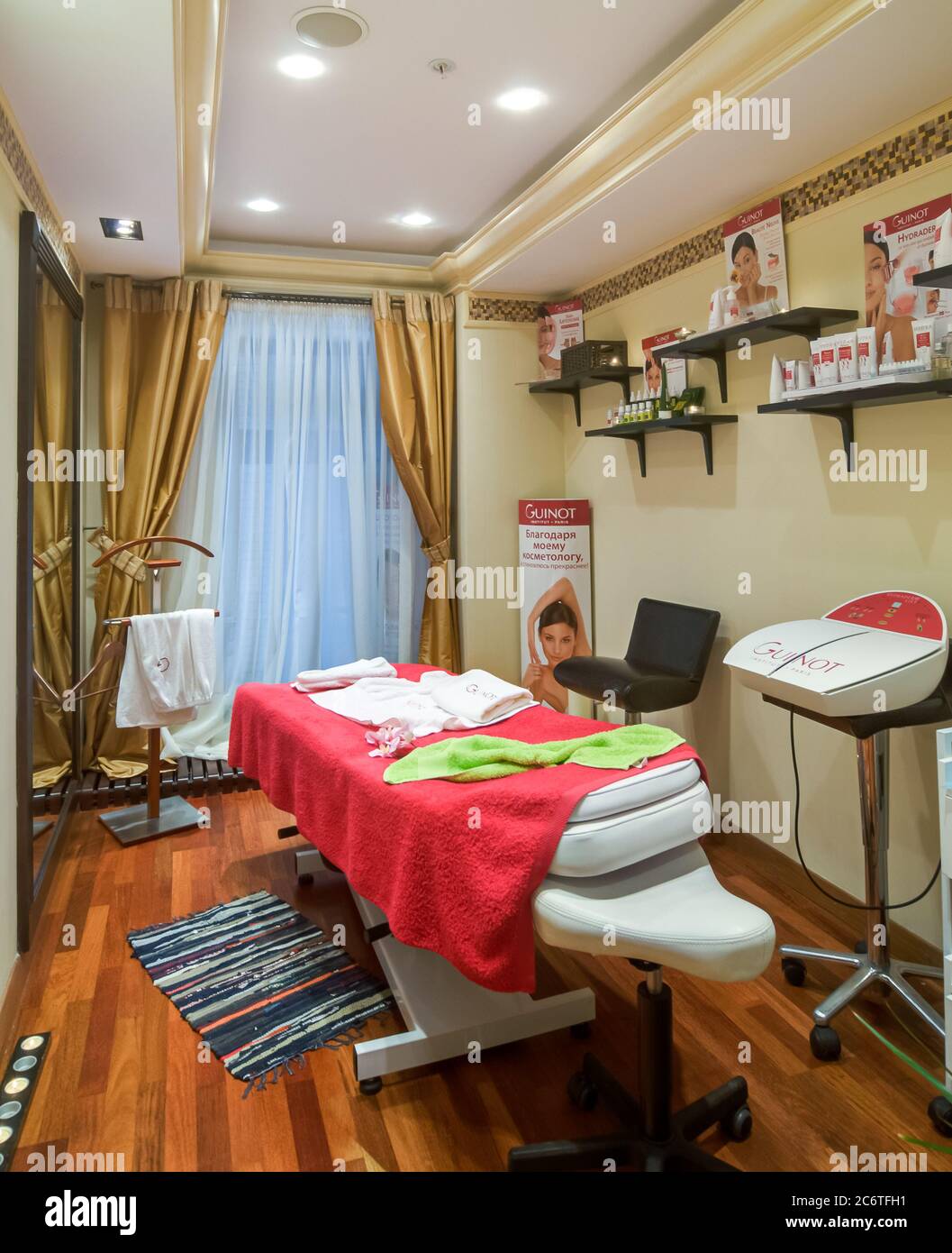 Beauty salon interior Stock Photo - Alamy