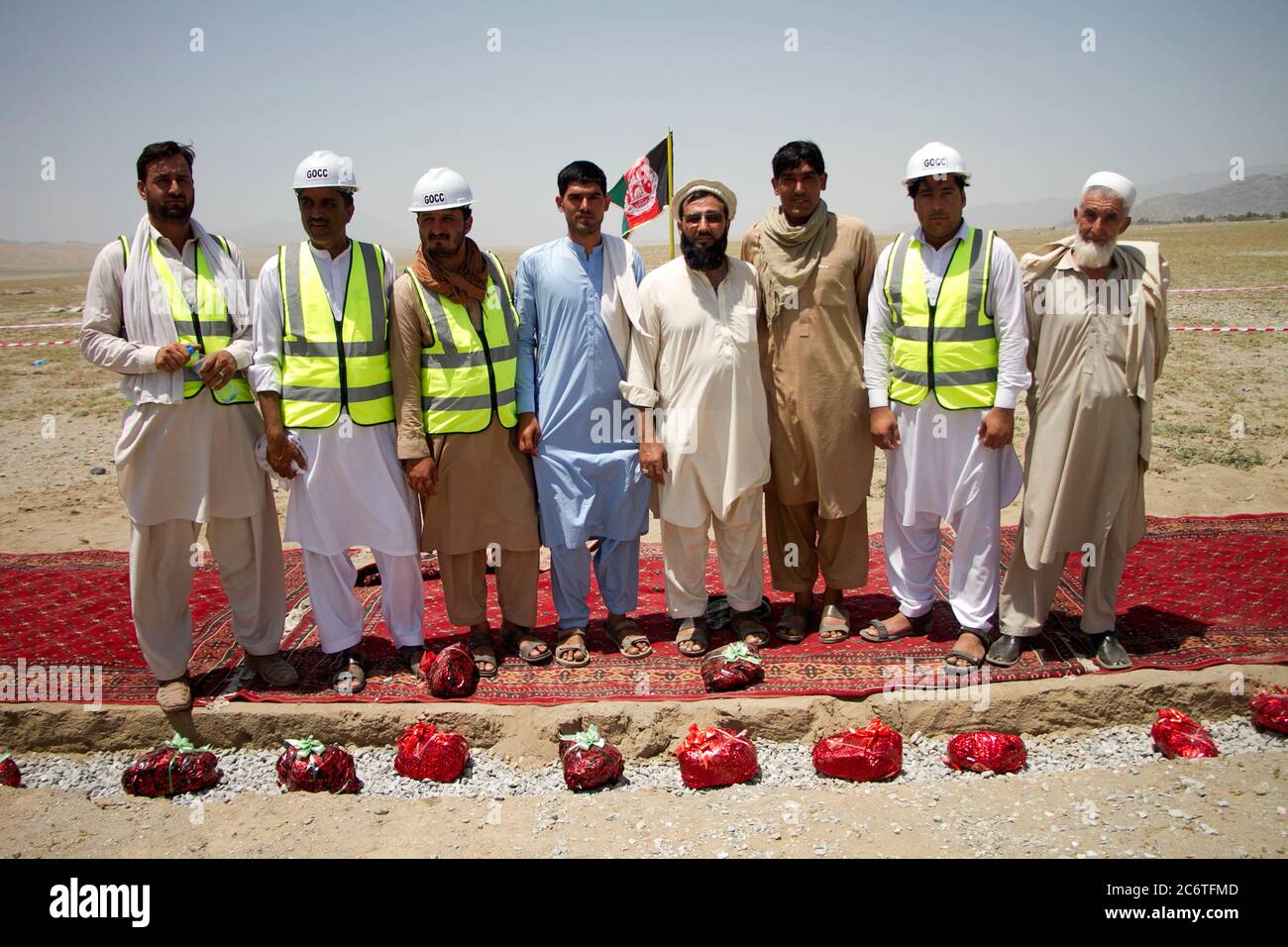 (200712) -- NANGARHAR, July 12, 2020 (Xinhua) -- People pose for photo ...