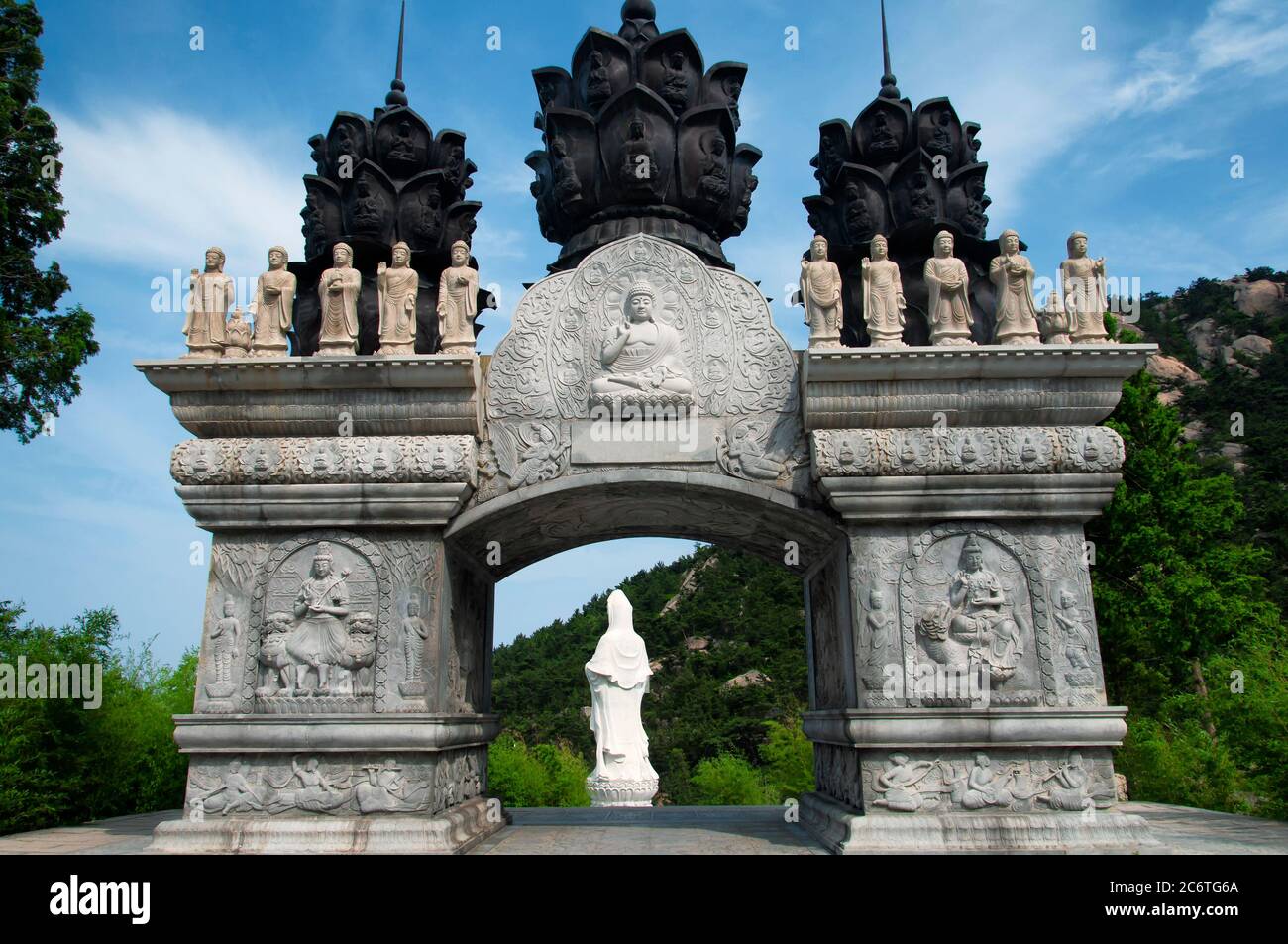 Guanyin buddha statue hi-res stock photography and images - Alamy