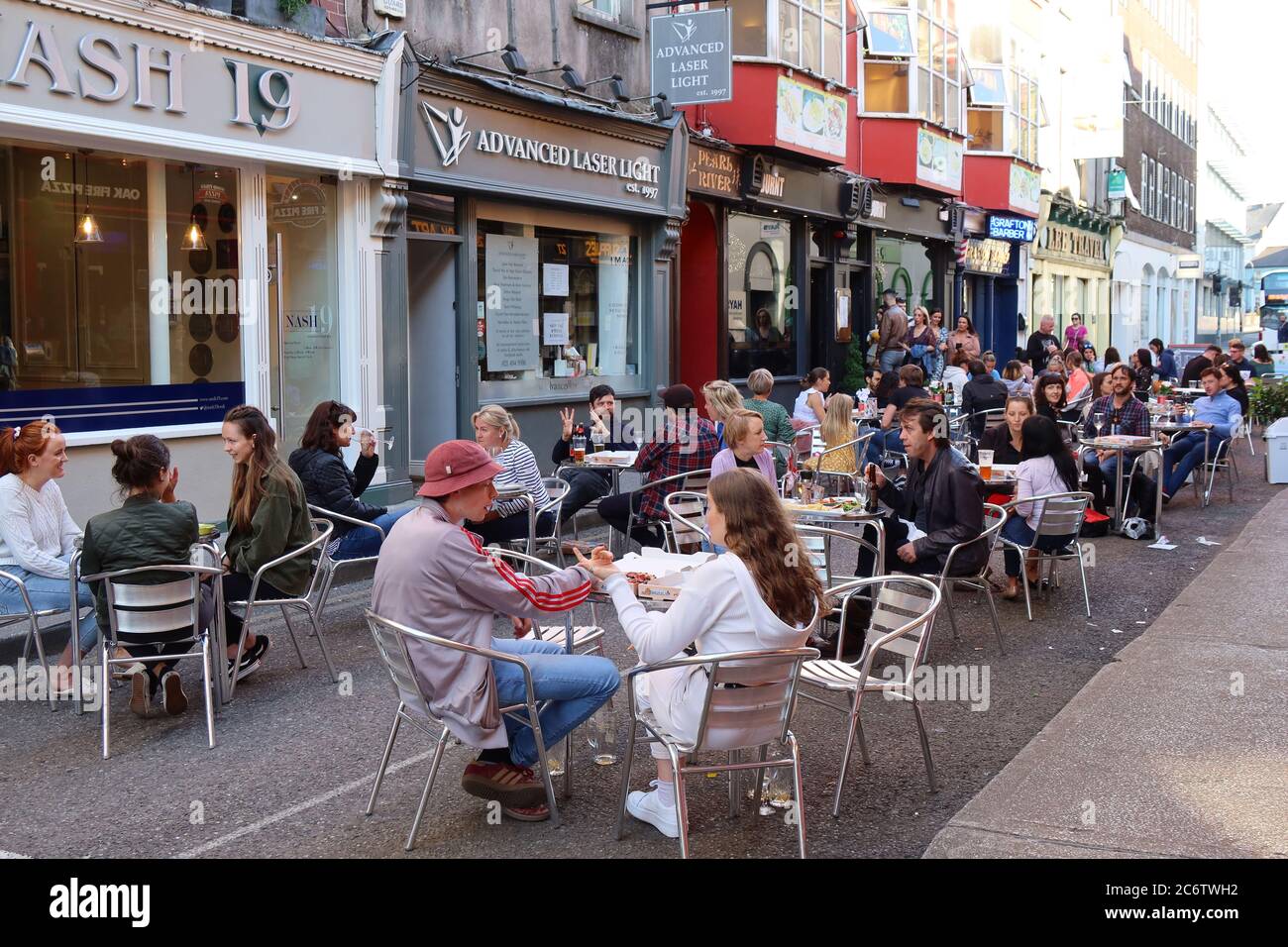 Dining on street hi-res stock photography and images - Alamy