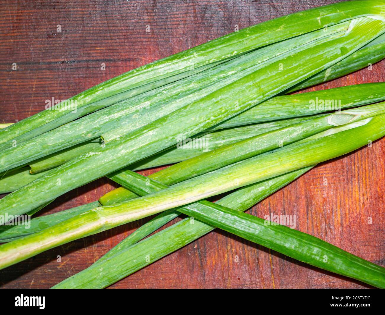 Green onion leaves on a kitchen cutting board Stock Photo - Alamy