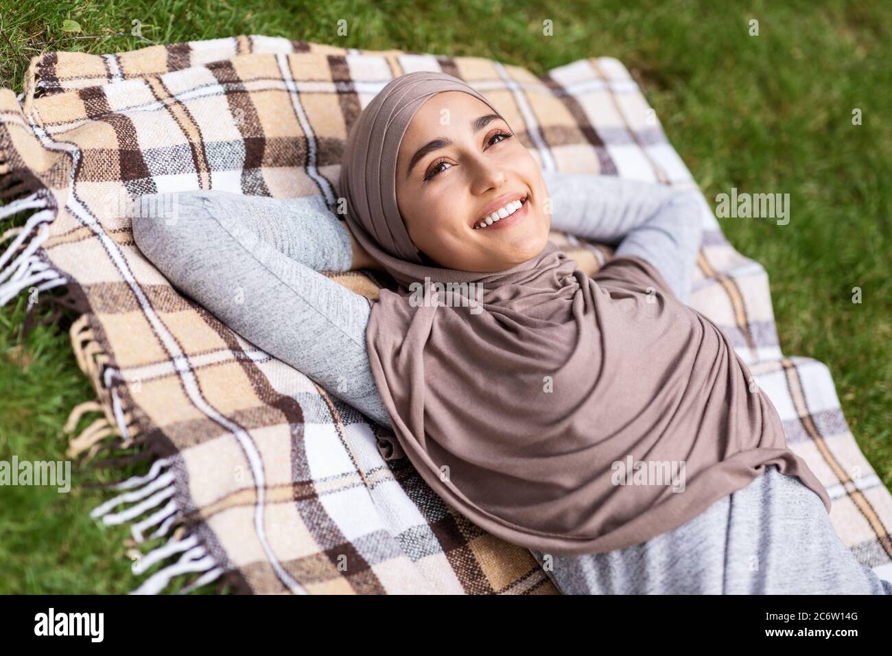 Islamic girl hi-res stock photography and images - Alamy