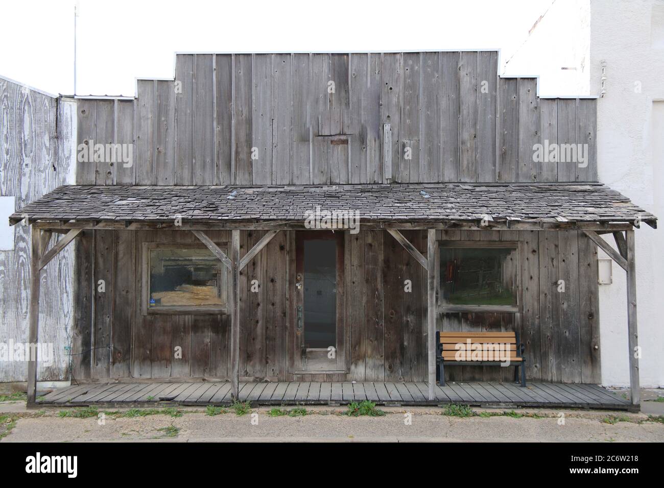 Old abandoned storefront hi-res stock photography and images - Alamy
