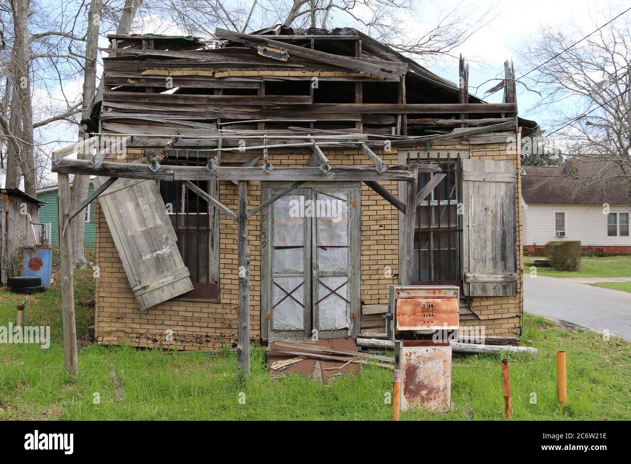 Old abandoned storefront hi-res stock photography and images - Alamy