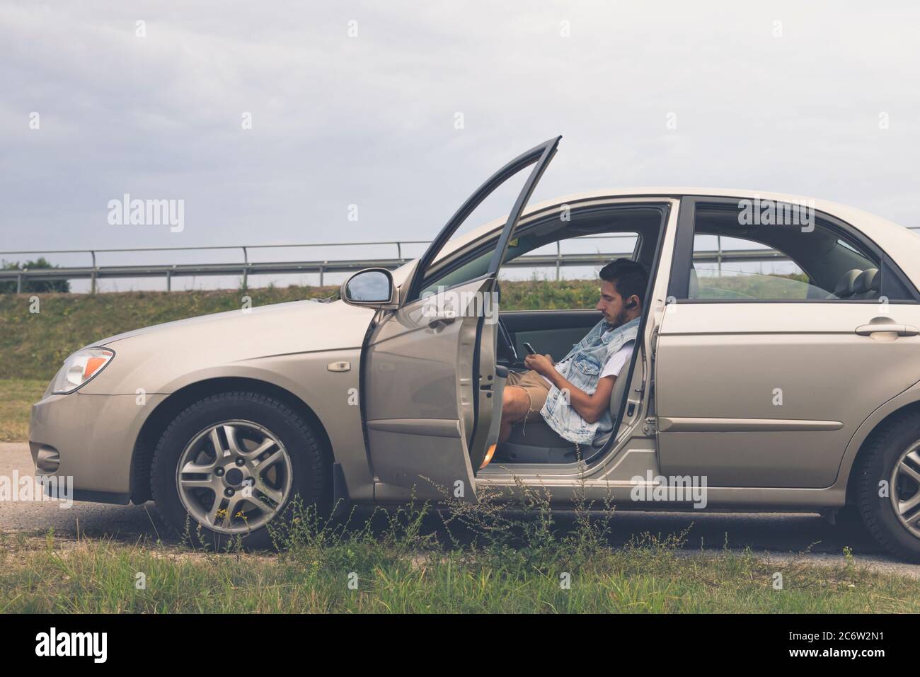 Man lost driving road map hi-res stock photography and images - Alamy