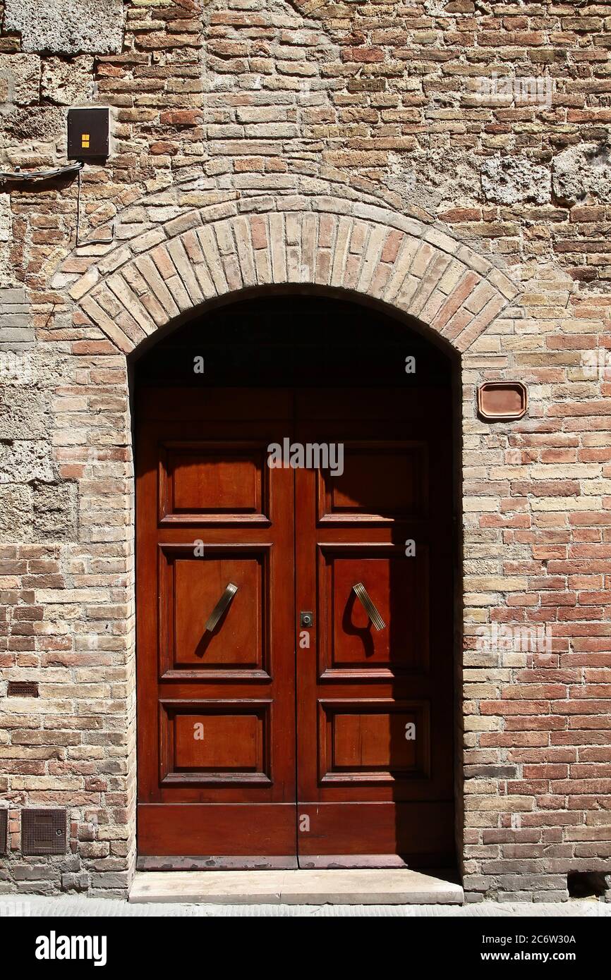 Arched brick door frame hi-res stock photography and images - Alamy