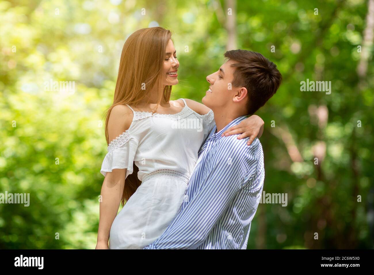 Guy holding girlfriend in arms hi-res stock photography and images - Alamy