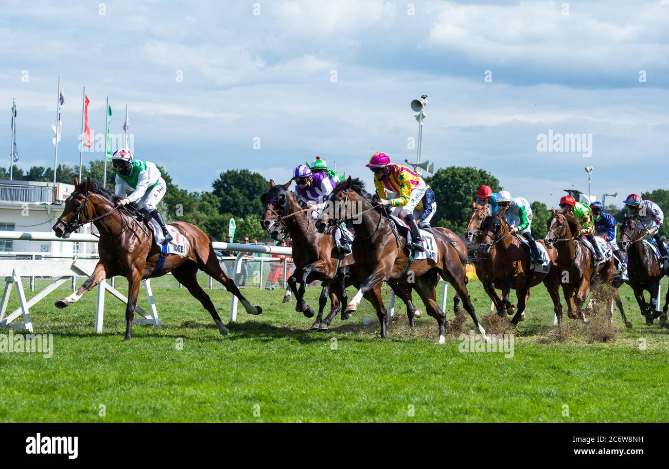 Hamburg, Germany. 12th July, 2020. Hamburg-Horn: horse racing: Gallop ...