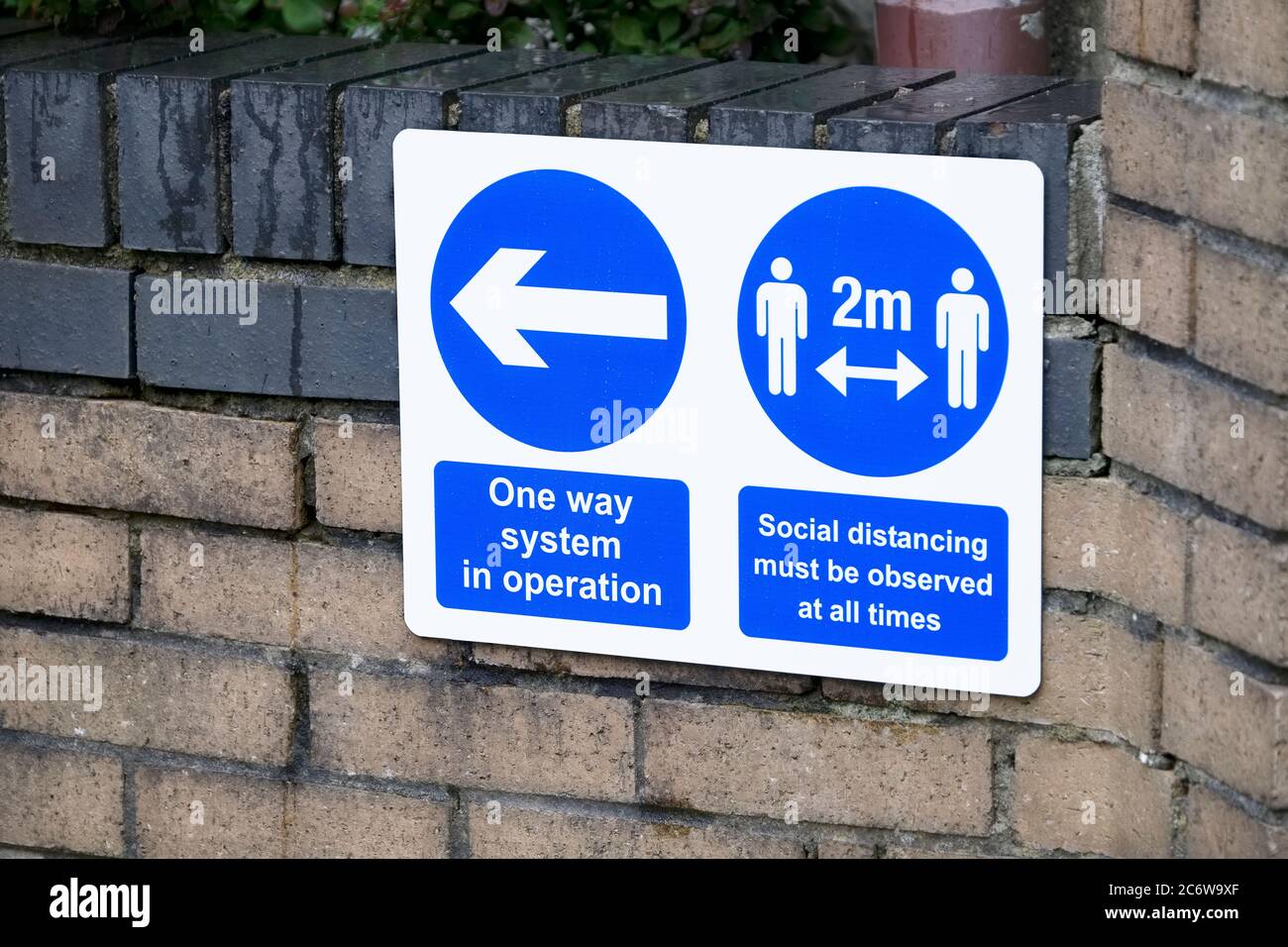 Social distancing and one way system sign for shop customer queue Stock ...