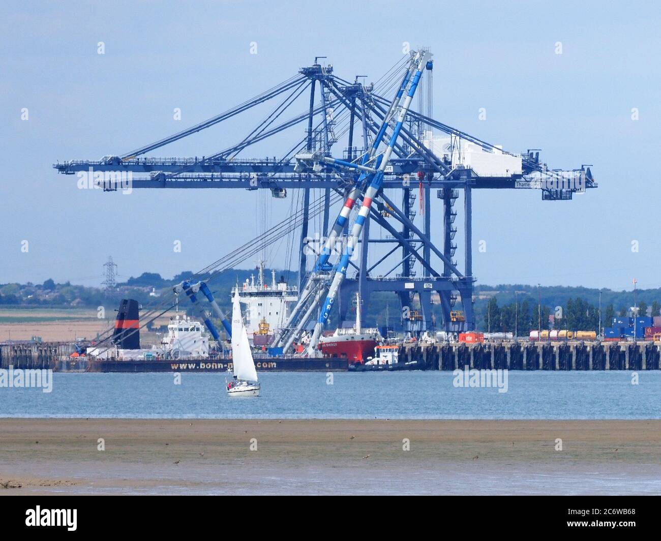 Floating sheerleg crane hi-res stock photography and images - Alamy
