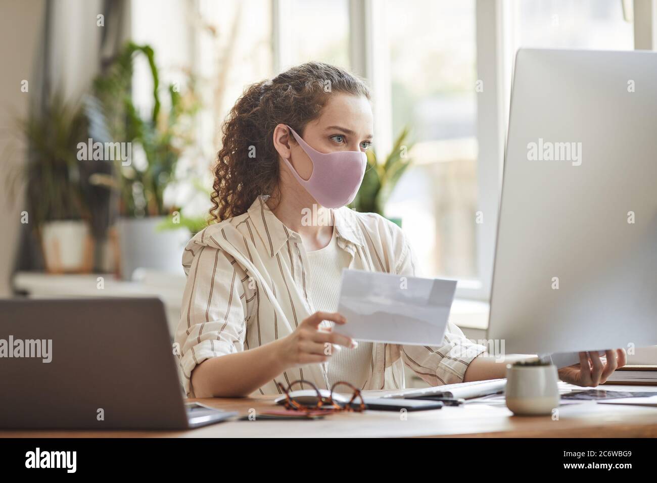 Woman using video editor hi-res stock photography and images - Alamy
