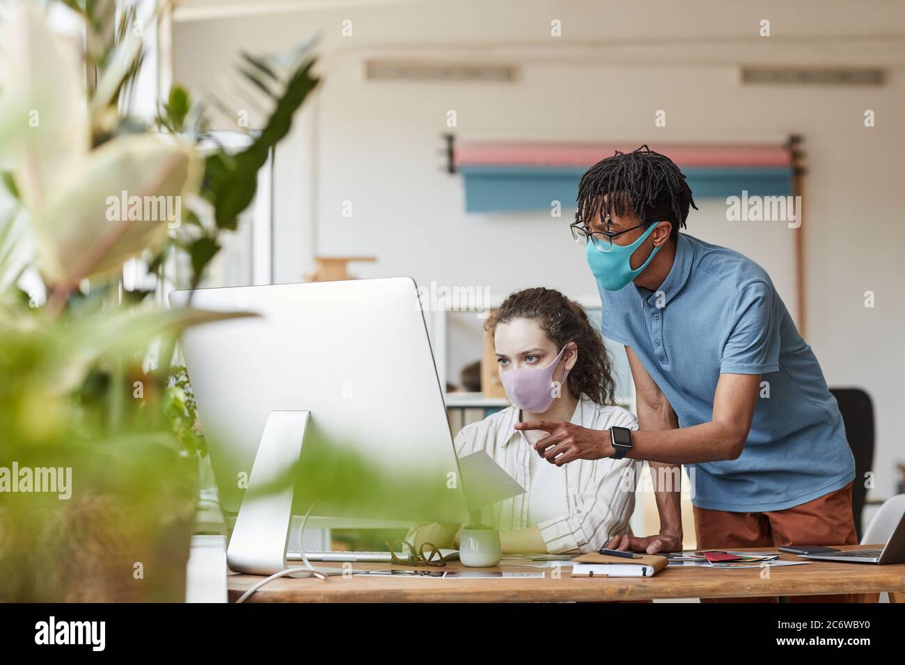 Two young contemporary software hi-res stock photography and images - Alamy