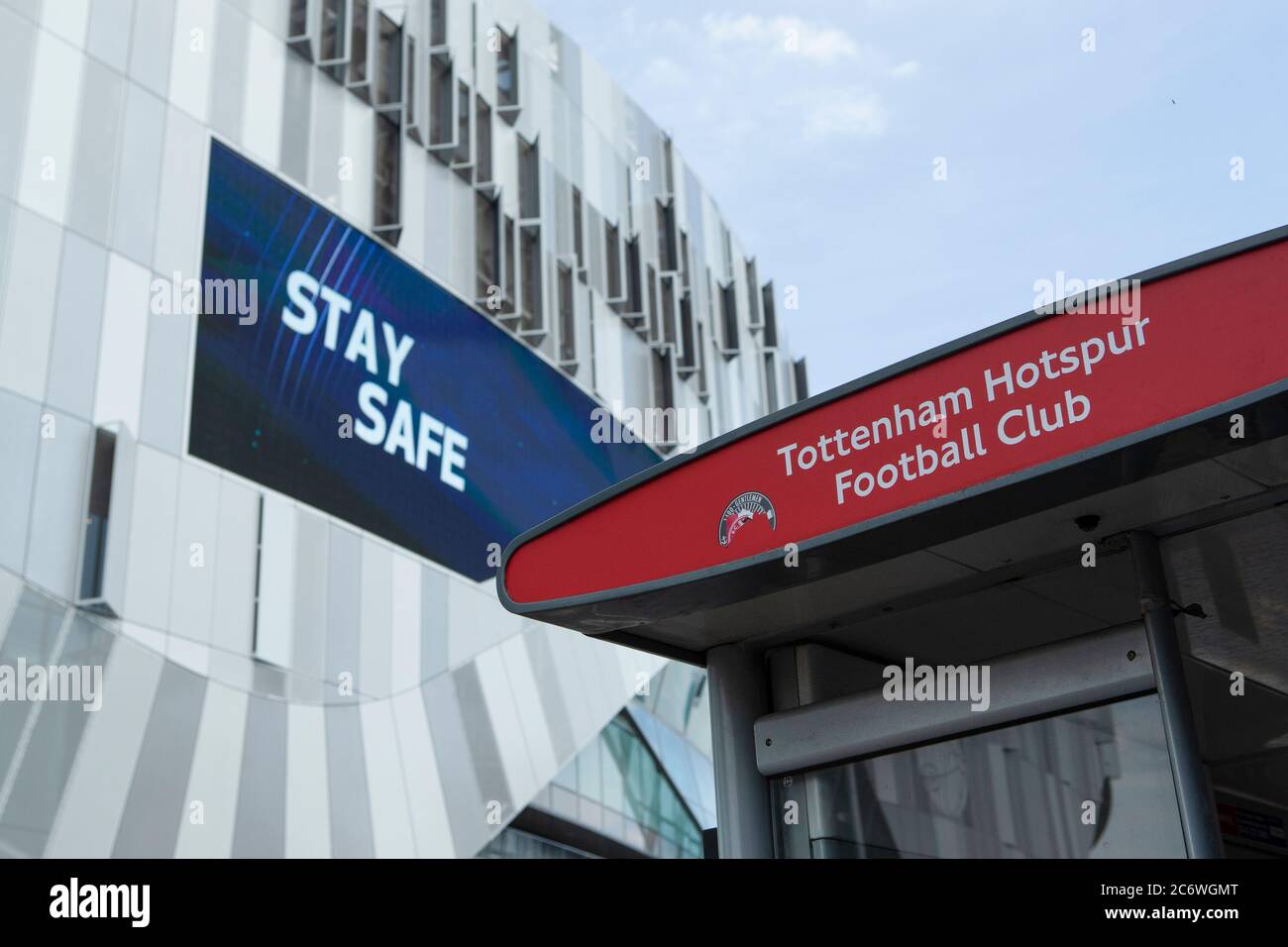Tottenham hotspur stadium outside hi-res stock photography and images ...