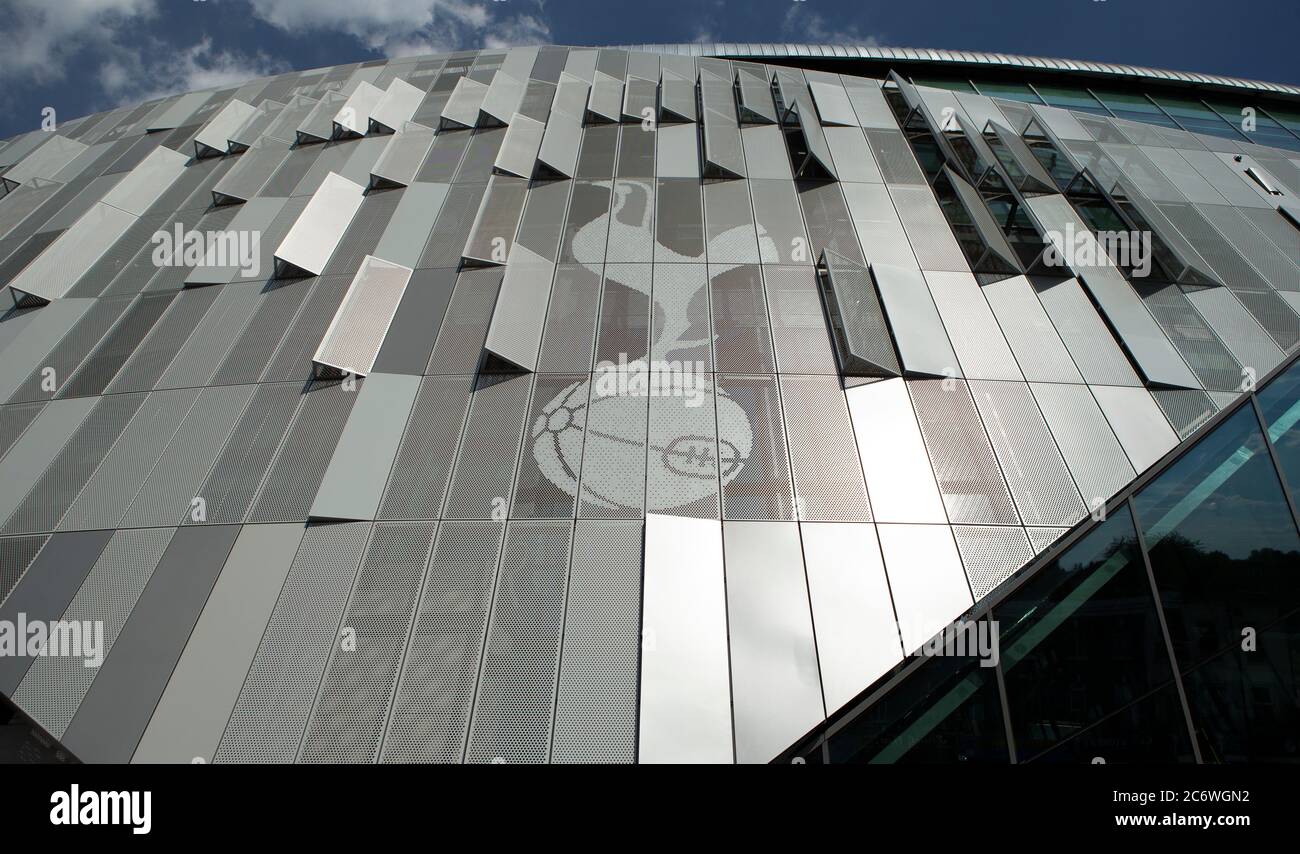 Tottenham hotspur stadium outside hi-res stock photography and images ...